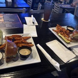 FLOWING TIDE PUB 10 - Updated December 2025 - 101 Photos & 83 Reviews ...