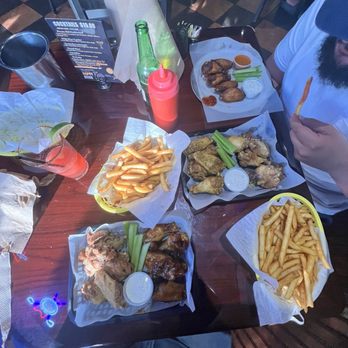 WINGZUP - Updated April 2025 - 479 Photos & 538 Reviews - 1000 E 41st ...