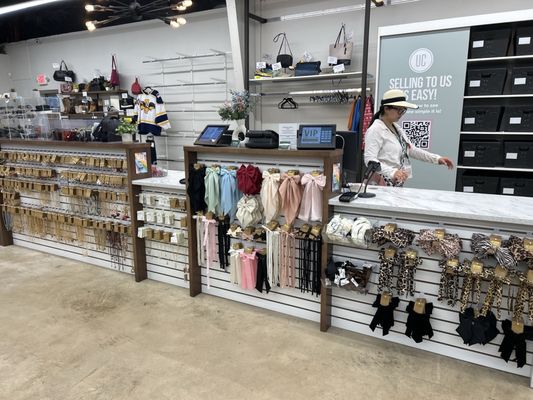 UPTOWN CHEAPSKATE - NORTH AUSTIN - Updated January 2026 - 18 Photos ...