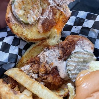 MAIN BIRD HOT CHICKEN - MONTROSE - Updated January 2025 - 305 Photos ...