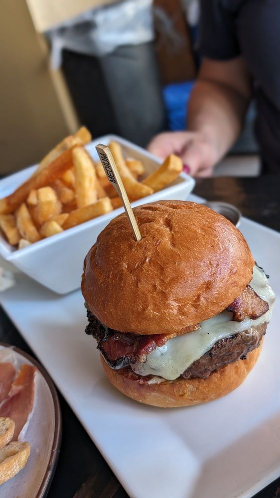 QUINN’S - Updated December 2025 - 1099 Photos & 1389 Reviews - 1001 E ...