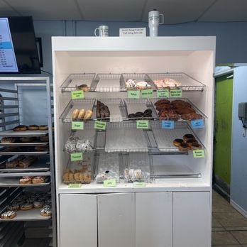 TRACKSIDE DONUTS - Updated May 2025 - 196 Photos & 261 Reviews - 28001 ...