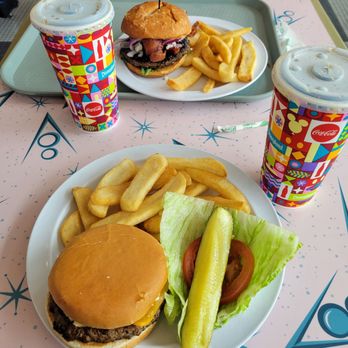 FLO’S V8 CAFE - Updated September 2024 - 1413 Photos & 724 Reviews ...