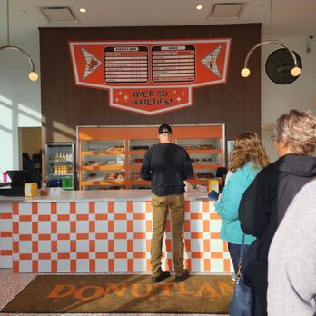 DONUTLAND - Updated October 2025 - 15 Photos - 4820 100th St, Urbandale, Iowa - Donuts - Phone ...