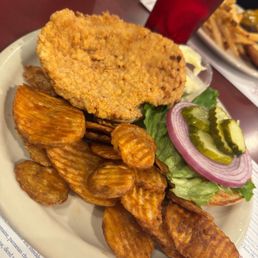 FRIENDLY TAVERN - Updated December 2025 - 411 Photos & 488 Reviews ...