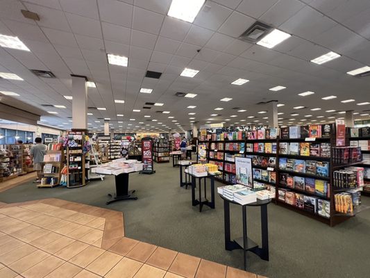 BARNES & NOBLE - AUSTIN - Updated August 2025 - 97 Photos & 109 Reviews ...