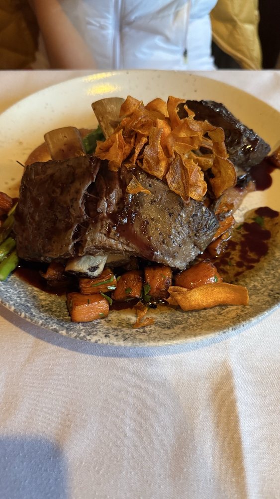 THE MAPLE LEAF - Updated August 2025 - 652 Photos & 426 Reviews - 137 ...