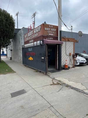 V&V AUTO BODY - Updated December 2025 - 34 Photos & 105 Reviews - 11656 ...