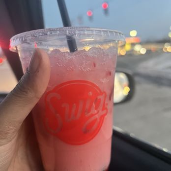 SWIG - Updated February 2025 - 34 Photos & 25 Reviews - 9510 N Meridian ...