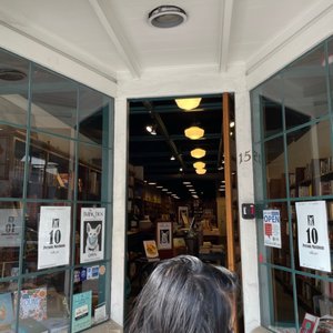 THE BOOK DEN - 17 Photos & 55 Reviews - Bookstores - 15 E Anapamu St ...