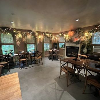 THE TREE HOUSE TAVERN & BISTRO - Updated November 2025 - 1993 Photos ...