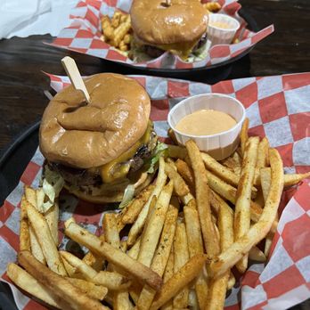 BURGEEZY - CLOSED - Updated October 2025 - 76 Photos & 45 Reviews - 335 ...