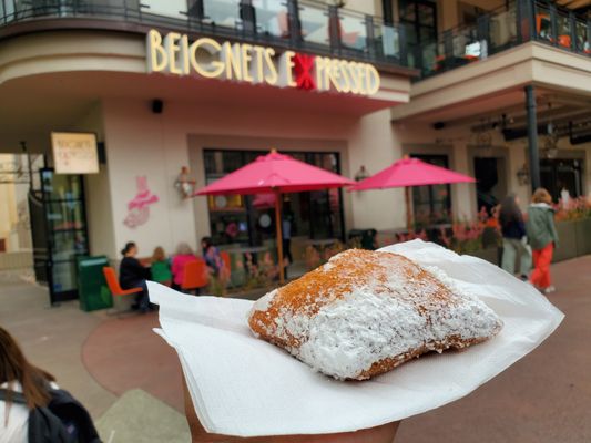 BEIGNETS EXPRESSED - 70 Photos & 28 Reviews - 1590 S Disneyland Dr ...