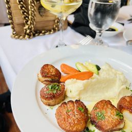 RUSSELL’S RESTAURANT with 451 real customer photos - Updated August ...