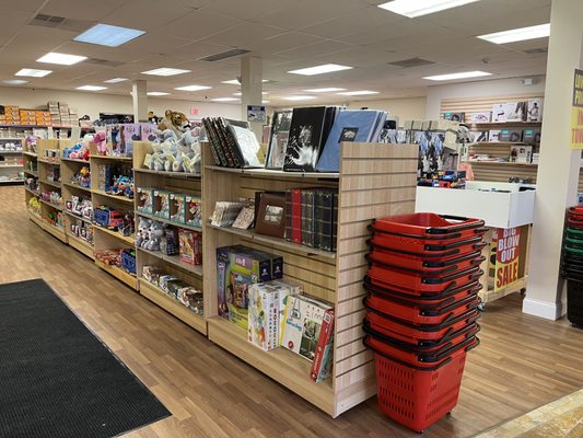 TREASURE HUNT RETAIL - Updated June 2025 - 11 Photos - 2 S Delmorr Ave ...