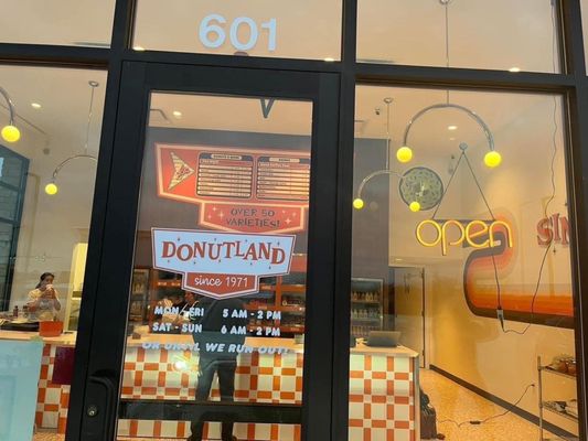 DONUTLAND - Updated October 2025 - 15 Photos - 4820 100th St, Urbandale, Iowa - Donuts - Phone ...