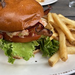 THE TREE HOUSE TAVERN & BISTRO - Updated November 2025 - 1993 Photos ...