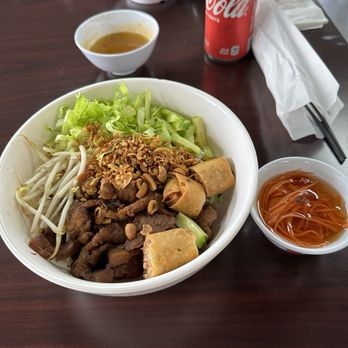 PHO WINN - Updated October 2025 - 32 Photos & 10 Reviews - 512 N Main ...
