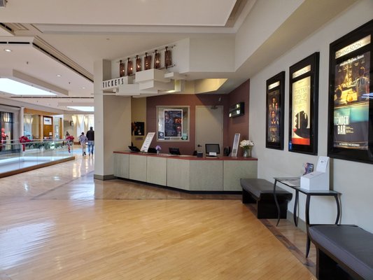 PLAZA FRONTENAC - Updated October 2025 - 109 Photos & 72 Reviews - 1701 ...