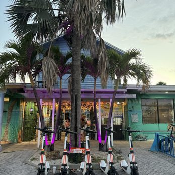 SALTY SISTERS BAR AND GRILL - Updated June 2024 - 123 Photos & 89 ...