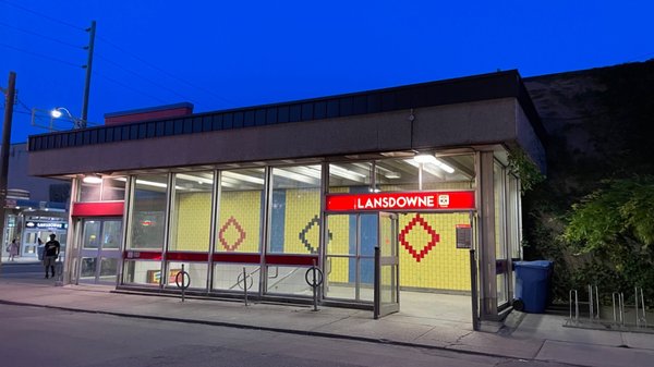 LANSDOWNE SUBWAY STATION - Updated July 2025 - 40 Photos - Bloor and ...