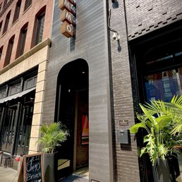 UMMO - Updated October 2025 - 508 Photos & 158 Reviews - 22 W Hubbard ...