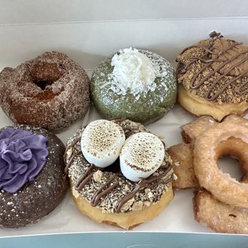 ROBIN’S SNOWFLAKE DONUTS & CAFE - Updated December 2024 - 621 Photos ...