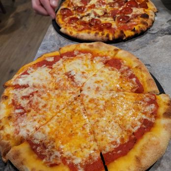SOLID SLICE PIZZERIA AND PUB - Updated February 2025 - 11 Photos & 18 ...