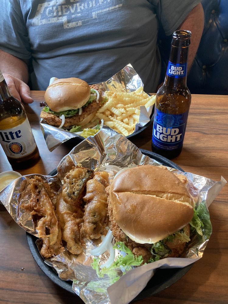 PRAIRIEMOON ON MAIN - Updated December 2024 - 11 Photos - 103 E Main St ...