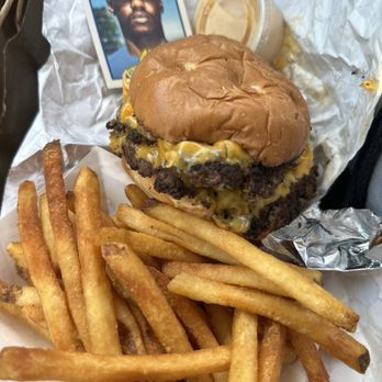 SMILEYS BURGER CLUB - Updated January 2025 - 46 Photos & 27 Reviews ...