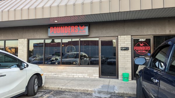POUNDERS BAR & GRILL - Updated August 2025 - 74 Photos & 113 Reviews ...