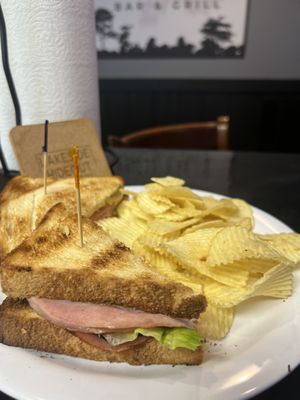 LAKESIDE HIDEOUT BAR & GRILL - Updated July 2024 - 13 Photos - 7849 ...