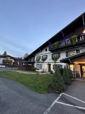 BLUE ELK INN - Updated July 2024 - 140 Photos & 77 Reviews - 500 Alpine ...