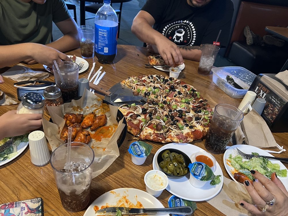 ROUND TABLE PIZZA - Updated October 2025 - 40 Photos & 61 Reviews ...