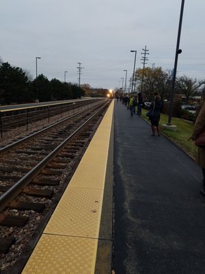 DEE ROAD METRA STATION - Updated June 2024 - 950 Busse Hwy, Park Ridge ...