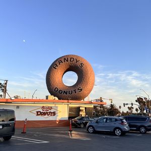 RANDY’S DONUTS - 4161 Photos & 3230 Reviews - 805 W Manchester Blvd ...