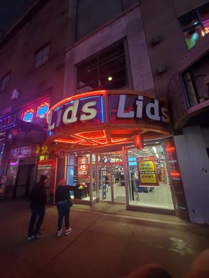 LIDS - Updated December 2024 - 23 Photos & 35 Reviews - 243 W 42nd St ...