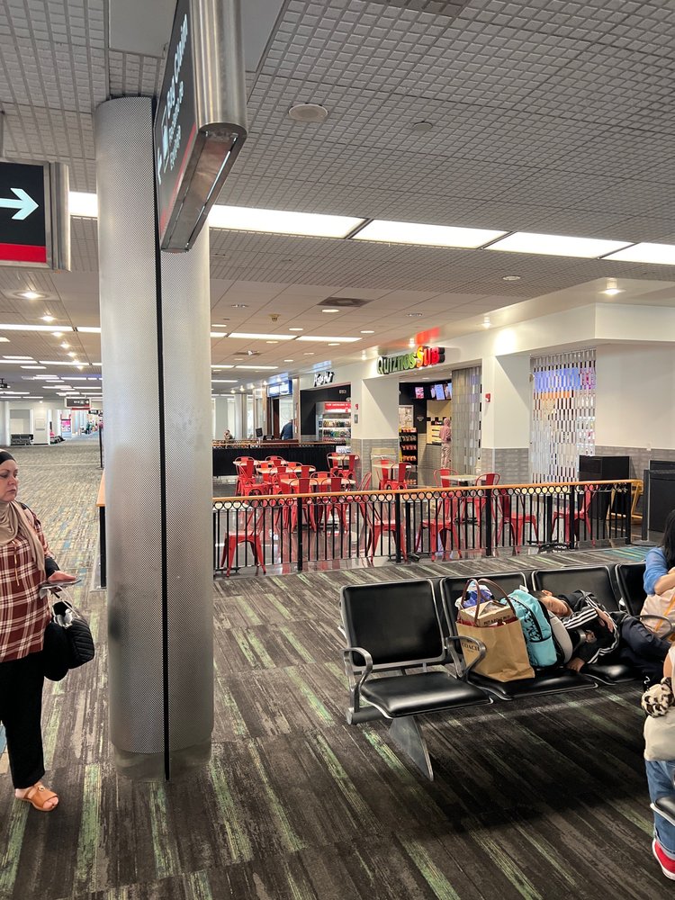 MIAMI INTERNATIONAL AIRPORT - CONCOURSE H - 24 Photos & 10 Reviews ...