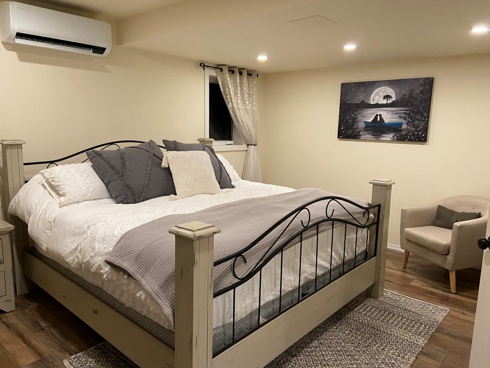 NEW MOON LODGE - Updated February 2025 - 17 Photos - 3782 Privateers Road, Pender Island ...