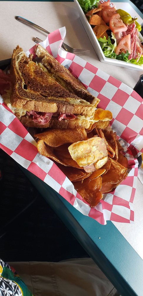 THE LAKE HOUSE BAR & GRILLE - Updated June 2025 - 10 Photos & 18 ...