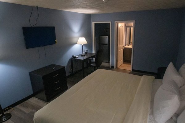 ASHLEY MOTEL - Updated November 2025 - 11 Photos - 2452 E Main St ...