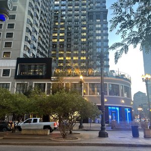 RAISED, AN URBAN ROOFTOP BAR - 658 Photos & 435 Reviews - 1 W Upper ...