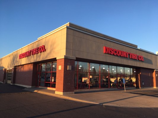 DISCOUNT TIRE - Updated January 2026 - 27 Photos & 126 Reviews - 1350 ...