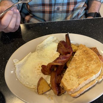 ROUNDABOUT DINER & LOUNGE - Updated May 2025 - 427 Photos & 671 Reviews ...