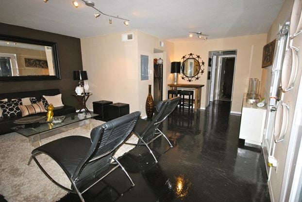 IN THE LOOP DALLAS - Updated July 2024 - 14 Reviews - 3100 Main St ...