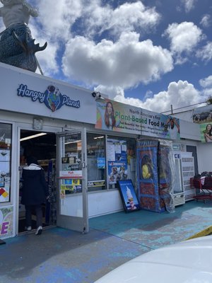 HANGRY PLANET - Updated January 2026 - 82 Photos & 33 Reviews - 1199 El ...