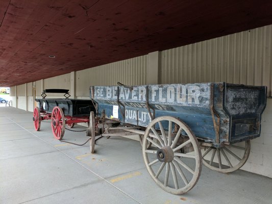 MARKET ROAD ANTIQUES - Updated January 2026 - 10 Photos - 845 Weber ...