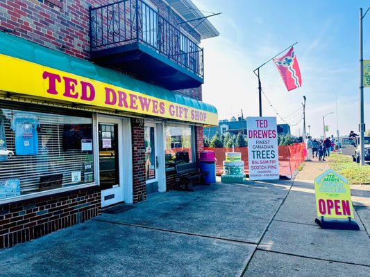 TED DREWES GIFT SHOP - Updated June 2024 - 25 Photos - 6708 Chippewa St ...