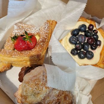 FOX IN THE SNOW - Updated April 2024 - 65 Photos & 44 Reviews - 38 W ...