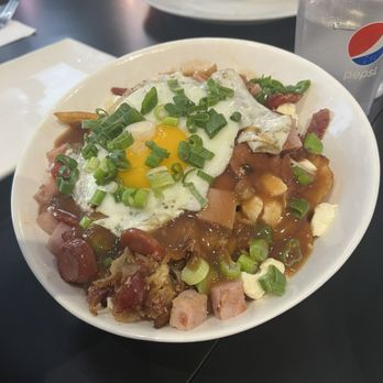 POUTINEVILLE - Updated September 2024 - 654 Photos & 635 Reviews - 1365 ...